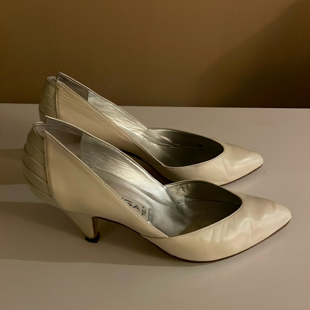 Cream Color Leather Shoe - Gem